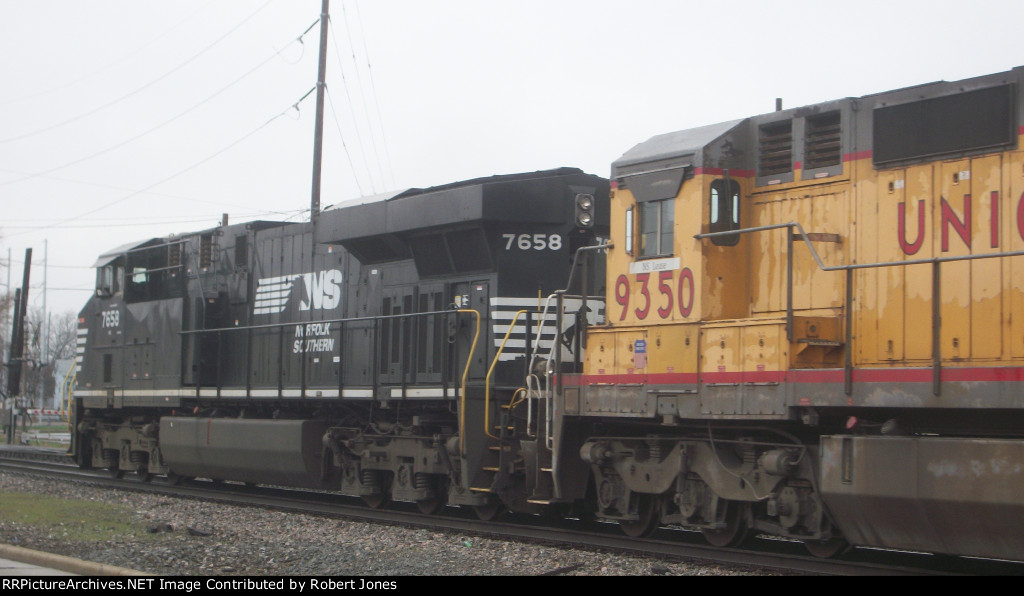 NS 7658 northbound at Hamilton